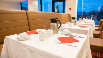 Café da manhã com buffet todos os dias (EUR 23 por pessoa)