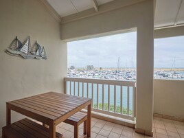 Suíte, 1 quarto, banheira de hidromassagem | Vista da sacada