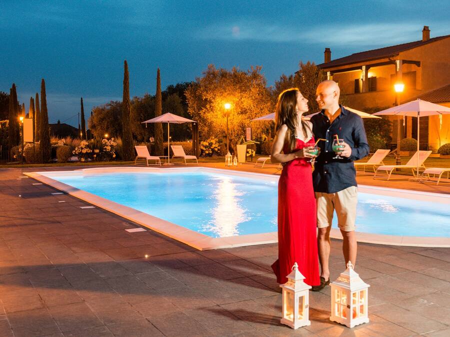 Piscina exterior sazonal, guarda-sóis, espreguiçadeiras