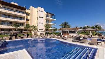2 piscinas exteriores, guarda-sóis, espreguiçadeiras
