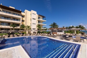 2 piscinas exteriores, guarda-sóis, espreguiçadeiras 