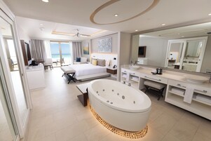 Honeymoon Suite Ocean View Diamond Club | Casa de banho | Um polibã e uma banheira separados, uma banheira de hidromassagem