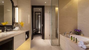 Produtos de toalete grátis, secador de cabelo, roupões de banho