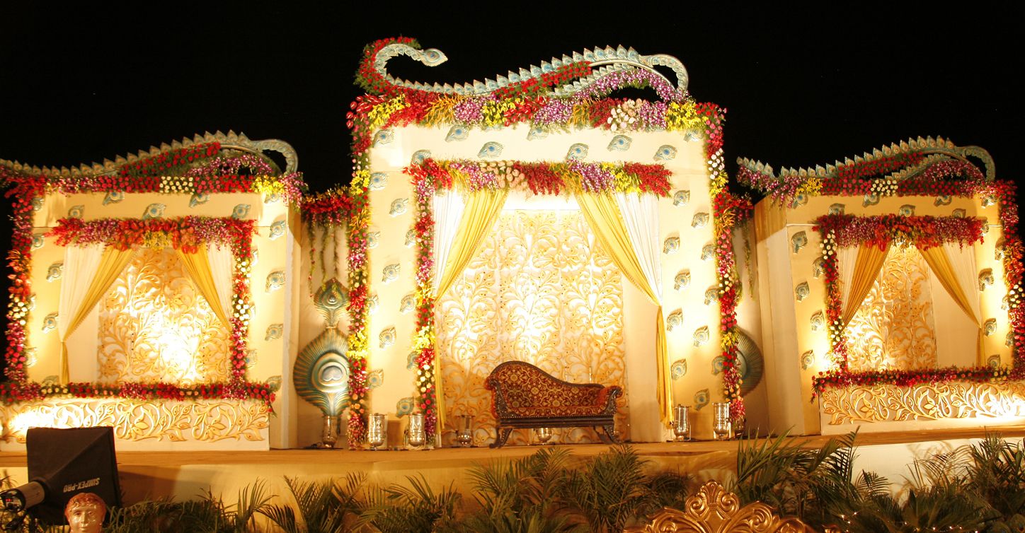 Um palco com decorações elaboradas e um sofá, provavelmente para um evento formal.