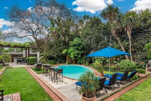 Piscina exterior, guarda-sóis, espreguiçadeiras 