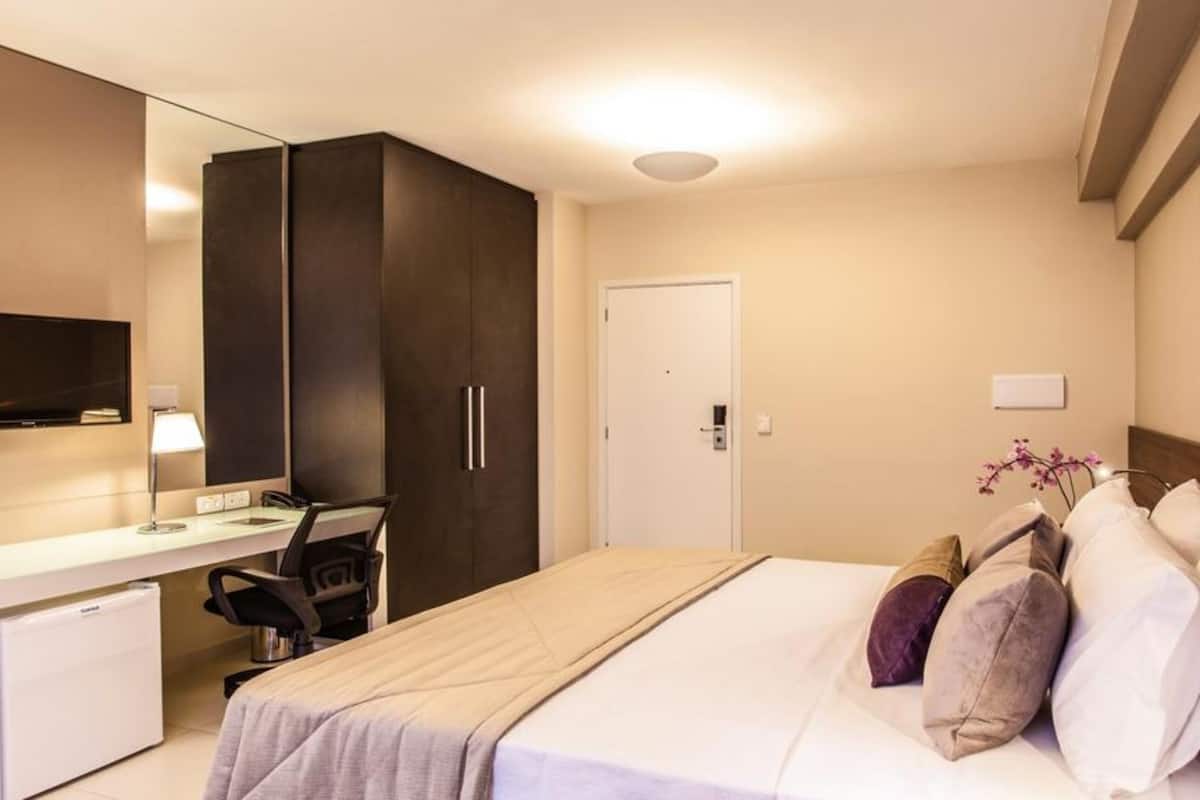Minibar, cofre no quarto, secretária, quartos insonorizados 