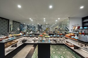 Café da manhã, almoço e jantar; culinária internacional 