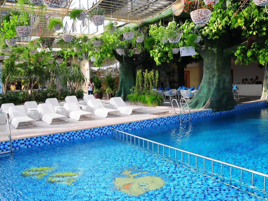 Piscina exterior, espreguiçadeiras