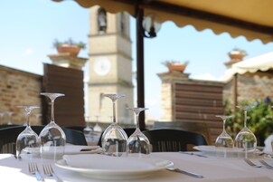 Servem pequenos-almoços, almoços, jantares e brunches (fins de semana)