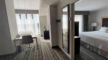 Suite, 2 quartos, não fumadores (2 King) | 1 quarto, roupa de alta qualidade, camas de colchão Tempur-Pedic