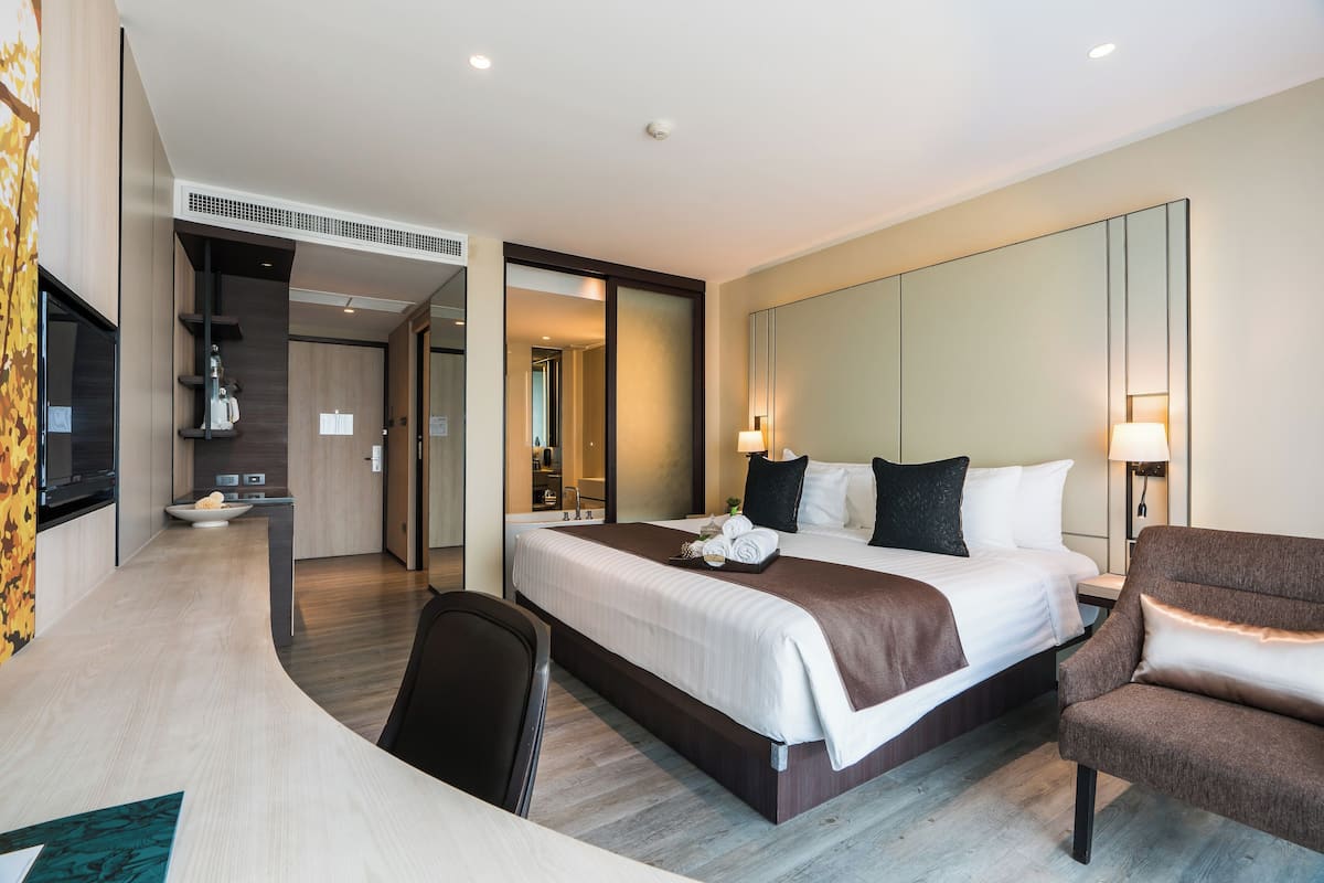 Quarto casal luxo, sacada | Roupas de cama premium, frigobar, cofres nos quartos, escrivaninha