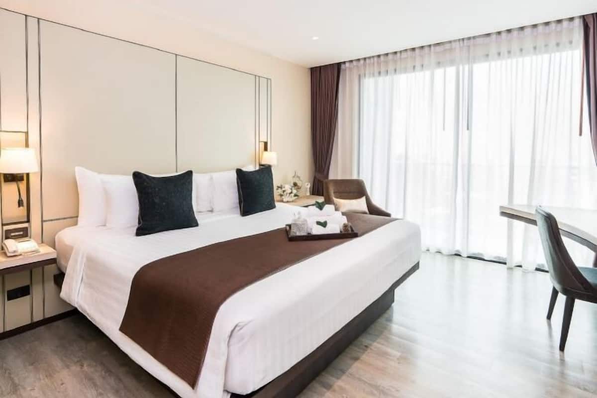 Roupas de cama premium, frigobar, cofres nos quartos, escrivaninha