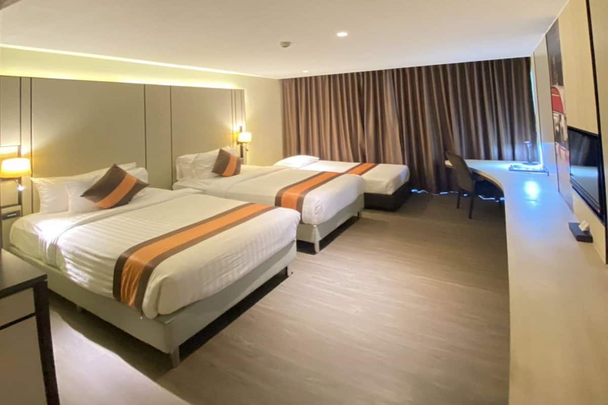 Quarto triplo superior, sacada | Roupas de cama premium, frigobar, cofres nos quartos, escrivaninha