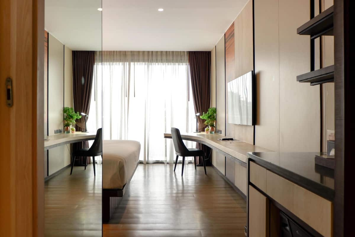 Quarto Superior, 1 cama king-size, não fumadores, varanda (Shower Only) | Roupa de alta qualidade, minibar, cofre no quarto, secretária