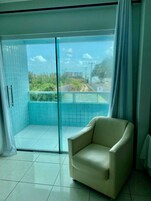 Quarto, sacada (Master) | Frigobar, individualmente mobiliados, escrivaninha