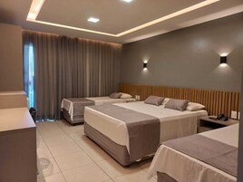 Quarto luxo, sacada | Frigobar, individualmente mobiliados, escrivaninha