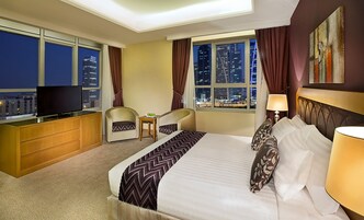 Minibar, cofre no quarto, secretária 