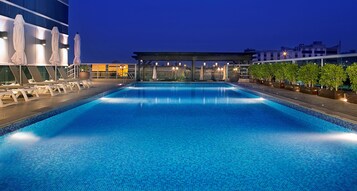 Piscina exterior, da(s) 9:00 à(s) 19:00, guarda-sóis, espreguiçadeiras 