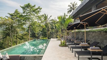 3 piscinas exteriores, guarda-sóis, espreguiçadeiras