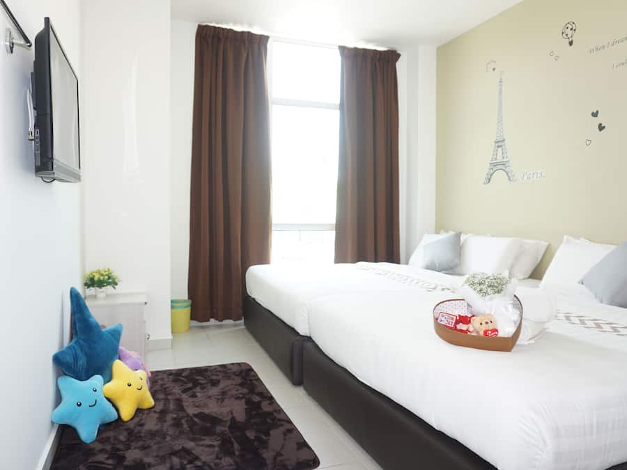 Quarto quádruplo família, 2 camas Queen, vista para a cidade | 1 quarto, escrivaninha, ferros/tábuas de passar roupa, Wi-Fi de cortesia