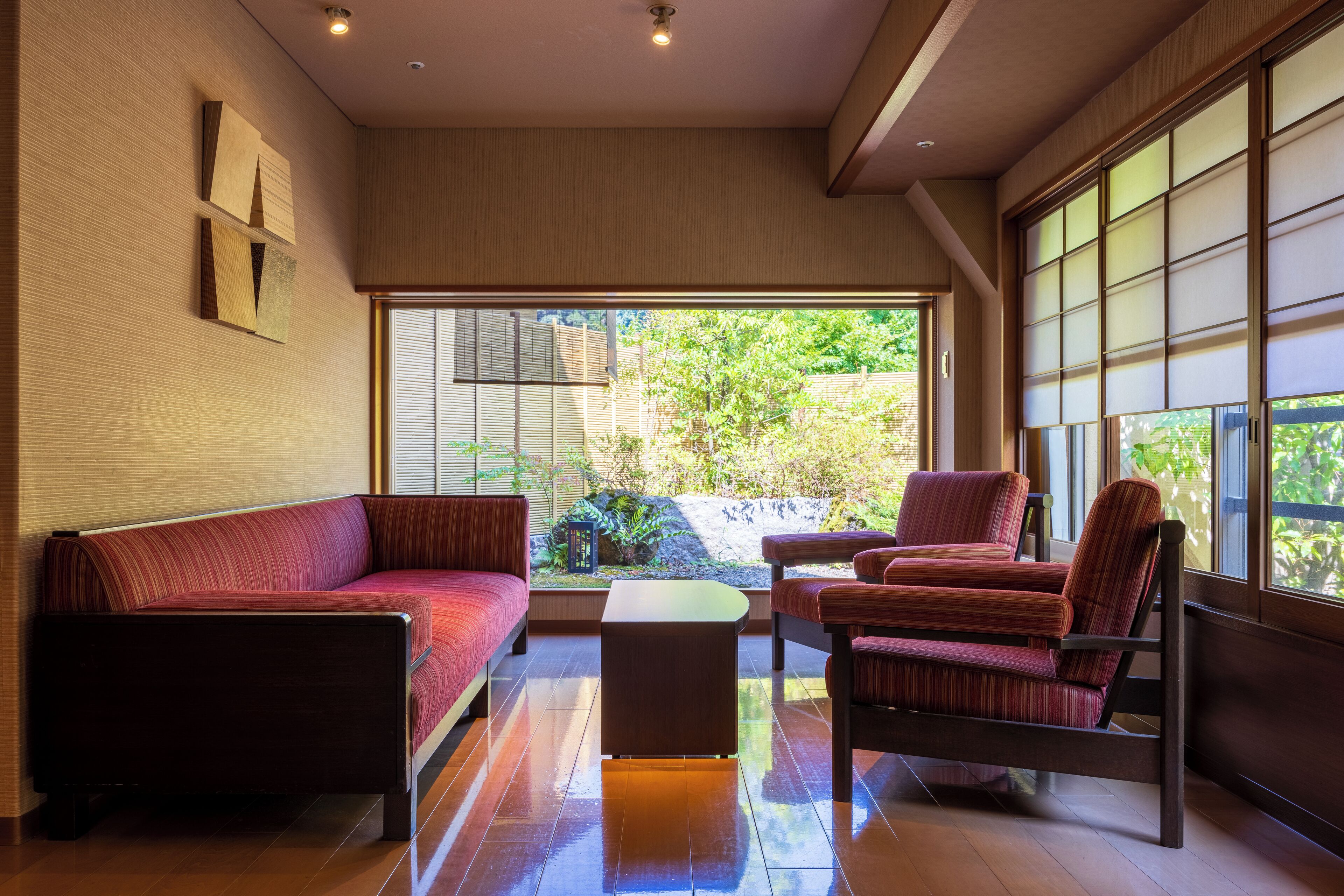 Uma sala de estar moderna com um sofá, poltronas e uma mesa de centro.