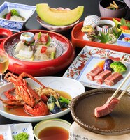 Diversos pratos, incluindo frutos do mar, vegetais e carne, servidos em vários pratos e tigelas.