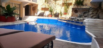 Piscina interna, piscina externa, funciona das 8h30 às 21h, guarda-sóis