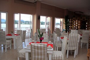 Pequenos-almoços, almoços, jantares servidos, cozinha americana 