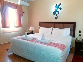 Quarto, 1 cama king-size, não fumadores | Cofre no quarto, secretária, ferro/tábua de engomar, Wi-fi grátis 