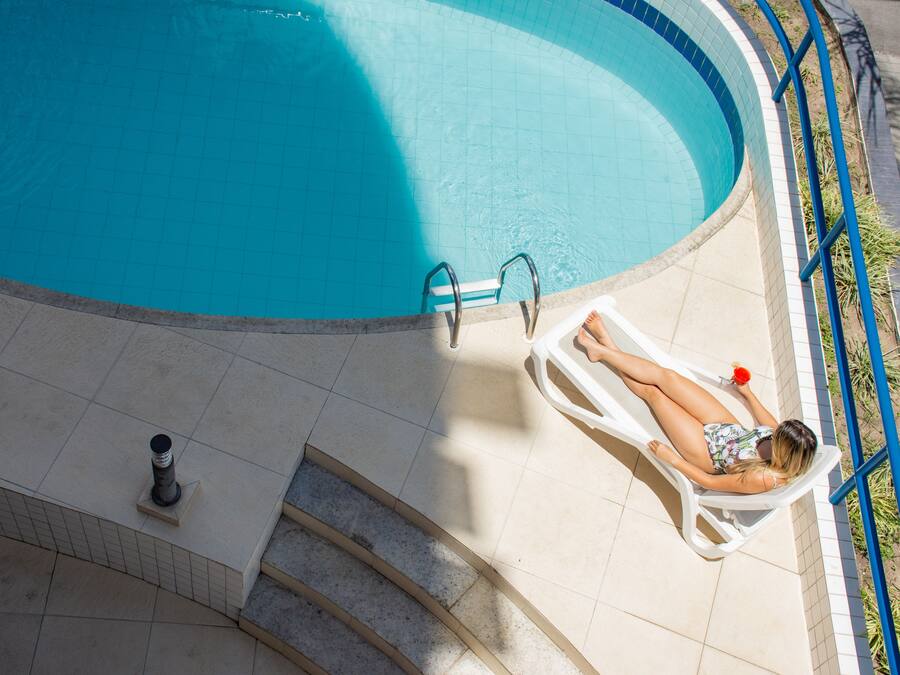 Piscina externa, funciona das 6h às 22h, espreguiçadeiras