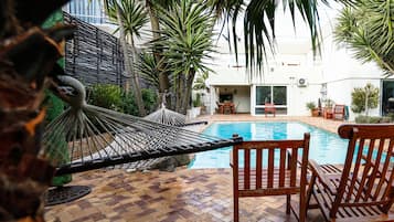Piscina exterior, guarda-sóis, espreguiçadeiras