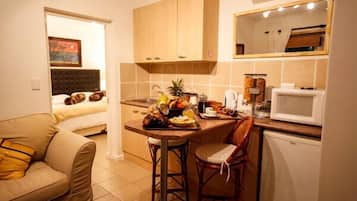 Suite | Kitchenette privada | Um frigorífico, um micro-ondas, uma placa de cozinha
