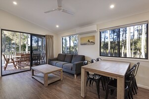 Cabana superior, 2 quartos (Sleeps 6) | Sala de estar | TV de tela plana