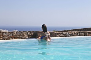 Piscina externa, guarda-sóis, espreguiçadeiras