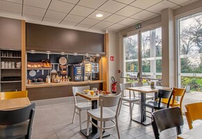 Pequeno-almoço tipo buffet diário mediante uma taxa 