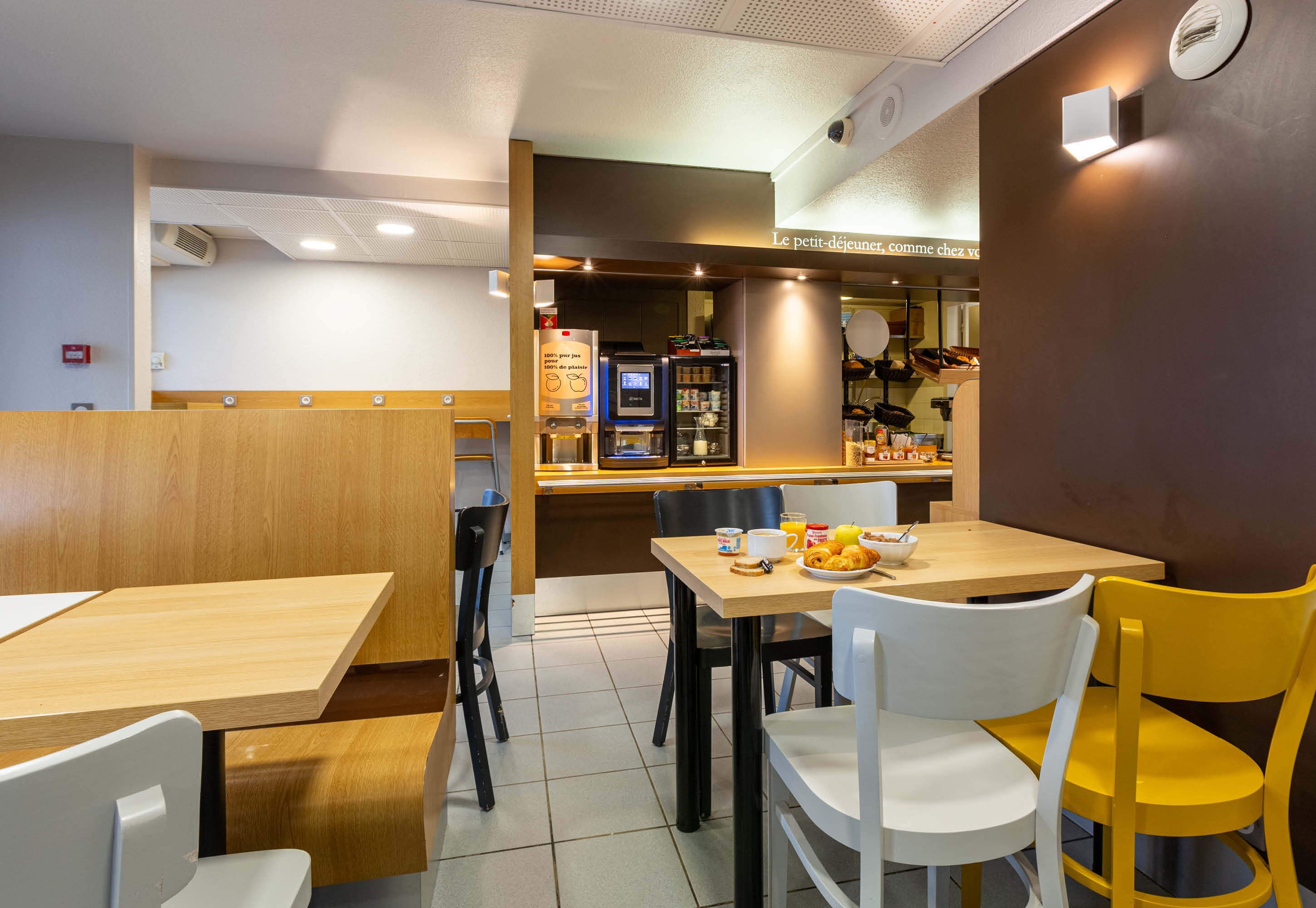 Pequeno-almoço tipo buffet diário mediante uma taxa 