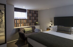 Quarto Clássico com Cama de Casal | Roupa hipoalergénica, secretária 