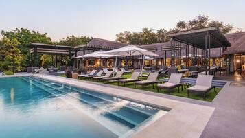 Piscina externa, guarda-sóis, espreguiçadeiras