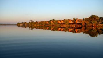 Piscina externa, guarda-sóis, espreguiçadeiras