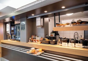 Pequeno-almoço tipo buffet diário mediante uma taxa 