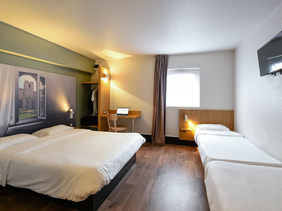 Quarto Quádruplo, não fumadores | Roupa de alta qualidade, secretária, cortinas/cortinados opacos