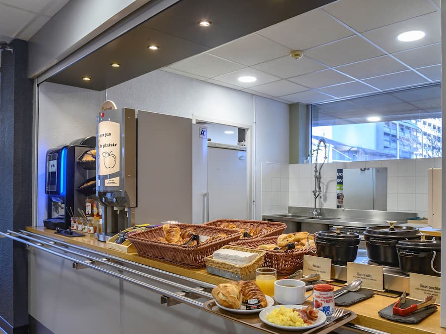 Pequeno-almoço tipo buffet diário mediante uma taxa