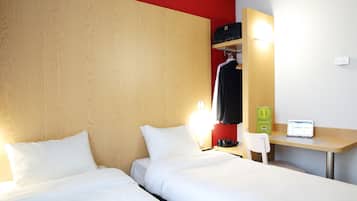Quarto Twin, não fumadores | Roupa de alta qualidade, secretária, cortinas/cortinados opacos