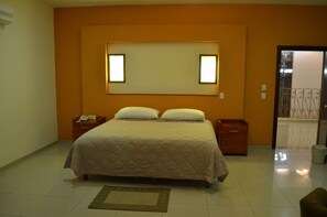 Cofres nos quartos, ferros/tábuas de passar roupa, Wi-Fi de cortesia