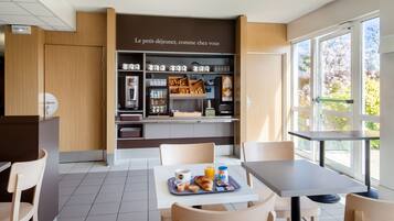 Pequeno-almoço tipo buffet diário mediante uma taxa