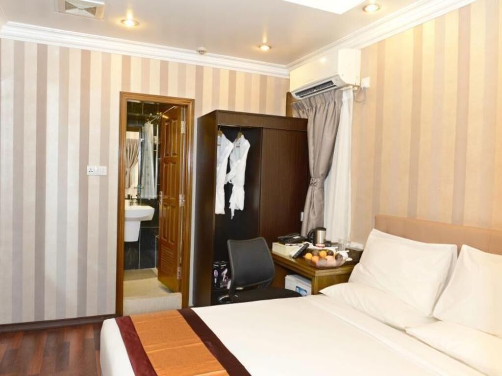 Minibar, cofre no quarto, secretária, ferro/tábua de engomar 