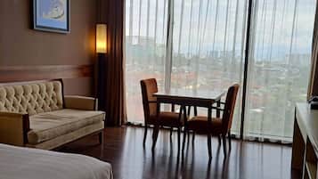 Quarto Executivo | Roupa de alta qualidade, minibar, cofre com capacidade para portátil