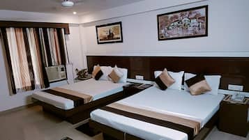 Quarto família ( A/C ) | Cofres nos quartos, escrivaninha, Wi-Fi de cortesia, roupa de cama