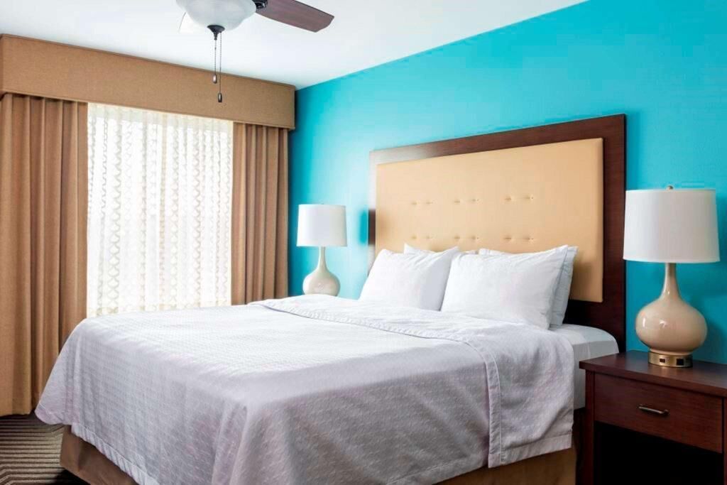 Cofre no quarto, cortinas/cortinados opacos, ferro/tábua de engomar 