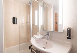 Chuveiro, secador de cabelo (mediante solicitação), toalhas de banho 